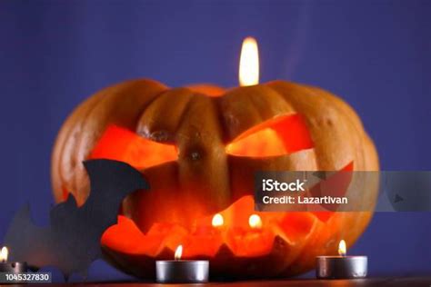 할로윈의 호박 양 초 박쥐와 빛나는 호박입니다 할로윈에 대 한 추수입니다 휴가 대 한 어두운 분위기입니다 박쥐 그리고 촛불의 빛입니다 나무판에 호박 10월에 대한 스톡 사진