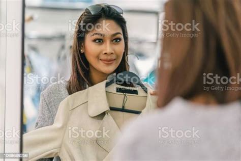 행복 한 행동 부 센터에서 상점이 게에서 유리의 반사와 옷을 선택 하는 행복 한 아시아 여자 가방에 대한 스톡 사진 및 기타