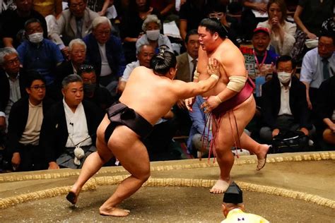 ＜大相撲秋場所千秋楽＞大栄翔を突き出しで破るかな霧島（撮影・西尾 大助） スポニチ Sponichi Annex スポーツ