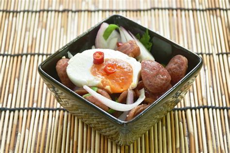 삶은 매운 짠 달걀 반 컷 중국 돼지 고기 소시지 토핑 샬롯 샐러드 건강한 식생활에 대한 스톡 사진 및 기타 이미지 건강한