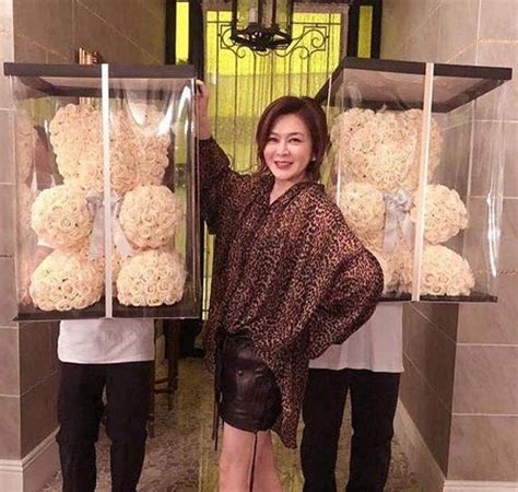 關之琳如今58歲仍不服老，找外籍教練做陪練，享受單身生活滋潤 壹讀