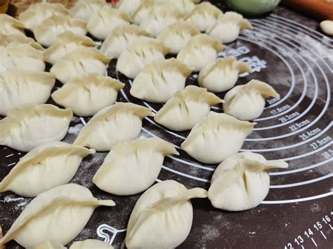 【猪肉芹菜饺子的做法步骤图，怎么做好吃】7ongfj下厨房