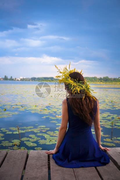 在湖边的女孩头上戴花圈高清图片下载 正版图片503609799 摄图网