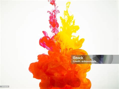 물에 아크릴 색상의 추상 운동입니다 다채로운 잉크 흰색 배경에 고립의 스플래시 물 아래 페인트 폭발입니다 추상 아크릴 소용돌이 배경 가리기에 대한 스톡 사진 및 기타 이미지