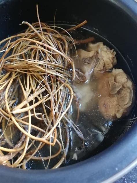 【鸡骨草煲骨头汤的做法步骤图，怎么做好吃】爱下厨得猪下厨房