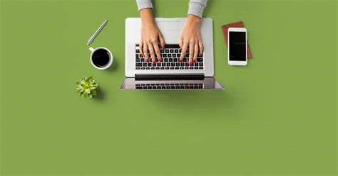 노트북에서 작업하는 여성의 오버헤드 샷 복사 공간이 있는 사업 배경 사진 Unsplash의 녹색 금융 이미지
