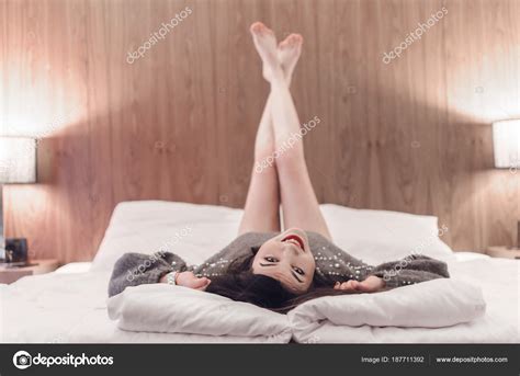Sexy Jeune Femme Nue Couchée Dans Lit Dans Chambre D hôtel Photo de
