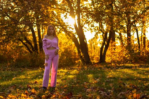 Красивая девушка на природе в осеннем парке Охота на фото Дзен