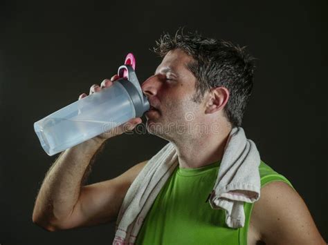 Junge Verschwitzte Attraktive Und Trinkende Wasservorratflasche Des