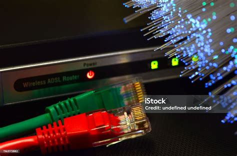 발광 광섬유 조명 및 Lan 케이블 Rj45가 있는 Adsl 모뎀 라우터의 세부 사항 0명에 대한 스톡 사진 및 기타 이미지 0명 개념 과학 Istock