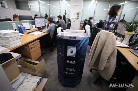 문서배달도 척척 서울시 1호 로봇공무원 등장