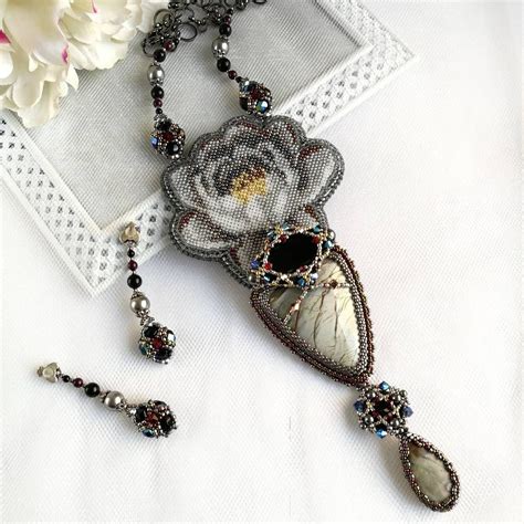 Комплект Кувшинка с шикарной яшмой Кулон в серой гамме но с вкраплениями ярких бусинок