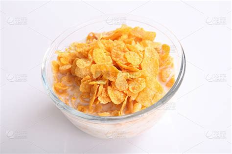 在白色背景中孤立的谷物