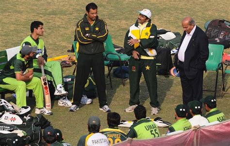 Javed Miandad Has A Word With Shahid Afridi