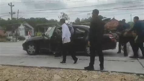 Viral Video Ban Mobil Presiden Jokowi Bocor Di Tengah Jalan Gurindam TV