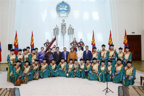 Ерөнхийлөгч Х Баттулга Үндэсний урлагийн их театрыг Сүхбаатарын одонгоор шагналаа