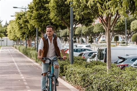 Uomo In Sella Alla Sua Bici Foto Gratis