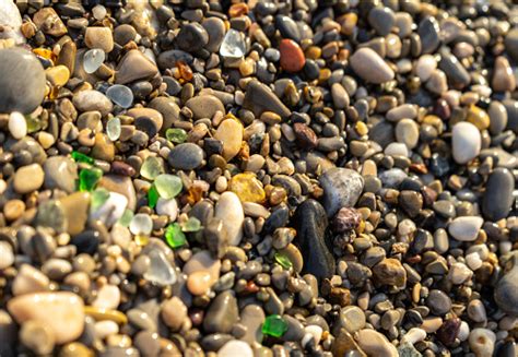 자갈 해변 질감 배경에 컬러 바다 안경 복사 공간이 있는 여러 가지 빛깔의 바위 해안 0명에 대한 스톡 사진 및 기타 이미지 0명 개념 결정 Istock