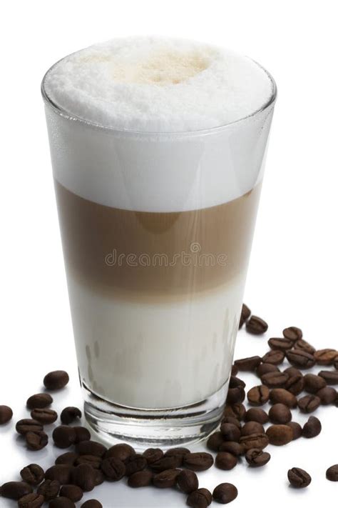 Macchiato De Latte Con Cacao Y Habas En Blanco Imagen De Archivo