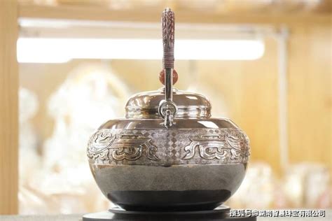 银壶对比其他材质茶壶，泡茶有何区别？ 搜狐大视野 搜狐新闻