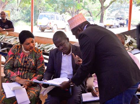 WAZIRI MHAGAMA ATOA MAAGIZO KWA VIONGOZI WA SHAMBA LA KATANI LA HASSAN SISAL ESTATE Full