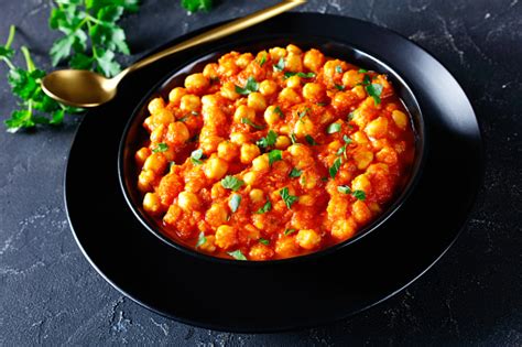 채식 요리 인도 차나 마살라 또는 병아리콩 카레와 가람 마살라 향신료 토마토 소스 베이 리프 파슬리를 뿌린 요리 0명에 대한