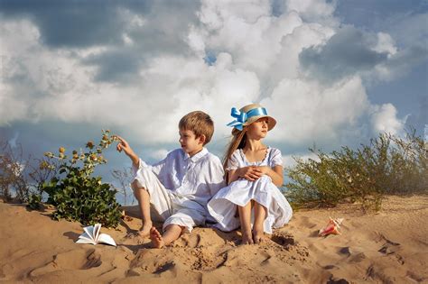 Chłopiec Z Dziewczynką Na Plaży