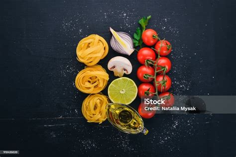 건조 파스타 Tagliatelle 페투치니 나무 바탕에 야채와 함께 이탈리아 전통 요리입니다 최고의 볼 수 있습니다 공간에 복사