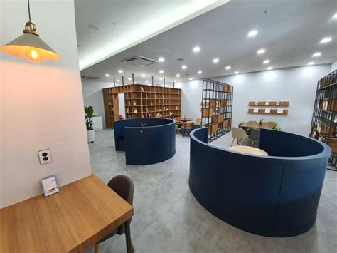 북카페 같은 휴게실 로비 공간 인테리어 디자인 공사현장 인테리어 디자인견적 중개플랫폼 Retail Design Design Home Decor