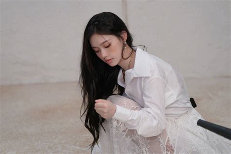 林允穿长裙秒变美人鱼 手握海螺眼神望向天空 搜狐大视野 搜狐新闻