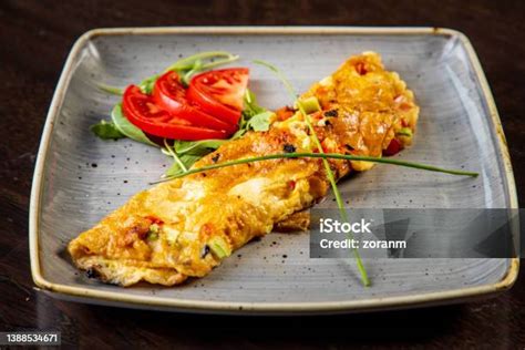아보카도와 체리 토마토 조각을 곁들인 오믈렛과 얇게 썬 토마토와 아루굴라와 함께 제공 0명에 대한 스톡 사진 및 기타 이미지