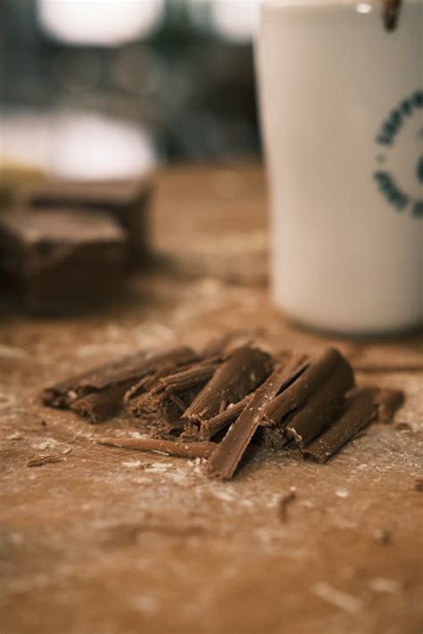 거품 거품 커피 고급 음료 나무 쟁반 다크 초콜릿 달고나 커피 달콤한 대접 달콤한 방종 디저트 음료 모카 미식 프레젠테이션 믹싱 휘핑기 빠지다 설탕