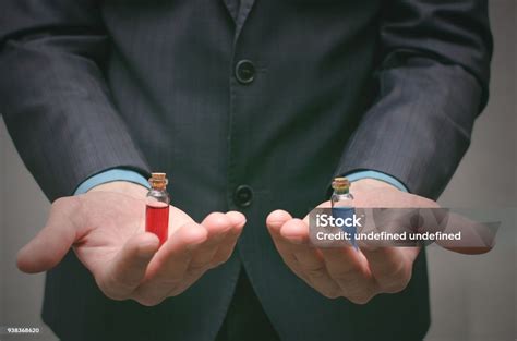 빨간색 이나 파란색 알 약 개념의 선택 올바른 선택입니다 두 약물 이나 스테로이드 개념의 비교입니다 알약에 대한 스톡 사진 및