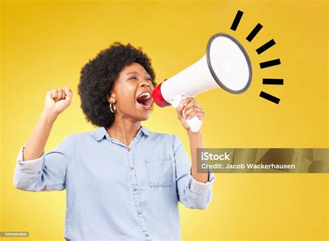 Bullhorn 발표 외침 또는 스튜디오 흑인 여성 시위는 민주주의 투표 정의 또는 인권 집회를 위한 것입니다 인종 차별 연설
