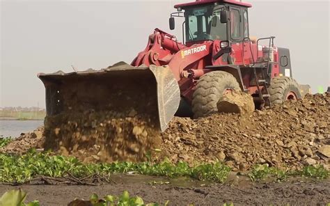 【建筑工程】最佳完美技术操作员轮式装载机与推土机在道路建设中推土石 Bilibilib站无水印视频解析——yiuios易柚斯