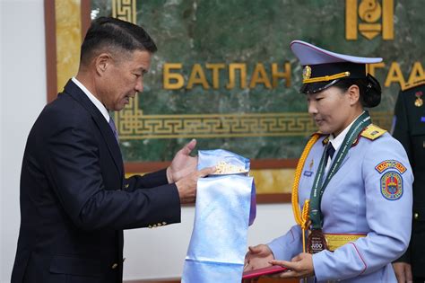 Vip76 Mn Батлан хамгаалахын сайд Д Батлут ОУХМ Б Ганхайчид хүндэтгэл үзүүллээ