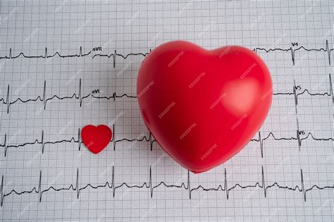심전도 Ecg 그래프 심장 파동 심장 마비 심전도 보고서에 붉은 마음 프리미엄 사진