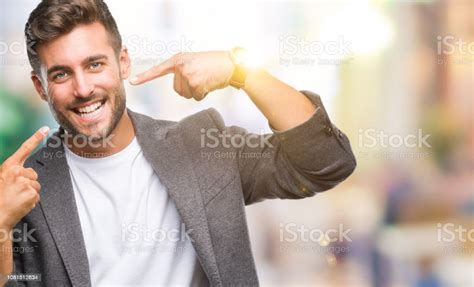 웃 고 자신감 보여주는 손가락 치아와 입 지적 고립 된 배경 위에 젊은 잘생긴 비즈니스 사람 건강 개념입니다 가리키기에 대한