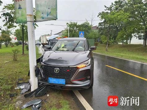 雨天车窗起雾遮挡视线，司机手动除雾酿事故行车朱某玻璃