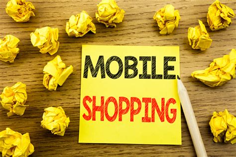 단어 모바일 쇼핑 쓰기입니다 핸드폰 온라인 주문 나무 배경에 스티커 메모 용지에 대 한 비즈니스 개념 배경에 노란색 종이 접어 가방에 대한 스톡 사진 및 기타 이미지