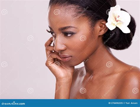 Coco Y Bello Estudio Aislado De Una Jovencita Preciosa Con Piel Suave Tocando Su Cara Imagen