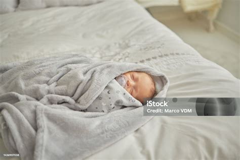 아기 담요 침실 신생아가 침대에 따뜻한 이불에 싸여 휴식을 취하며 평화롭게 잠을 자고 있습니다 아이들 집 집에서 혼자 잠든 사랑스러운 어린 아이와 함께 편안함 귀여운에 대한