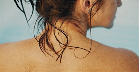 수영장에서 휴식을 취하는 아름다운 젊은 여성 물방울이 있는 어깨가 닫힙니다 거위 덩어리와 젖은 피부를 가진 갈색 머리 소녀의 뒷모습 여름 방학 여름 휴가 즐기기