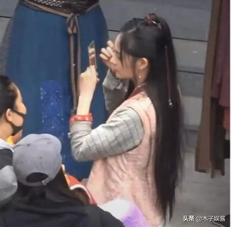 《有翡》片場待遇差別大，周潔瓊被團寵，趙麗穎獨自打傘無人理 每日頭條