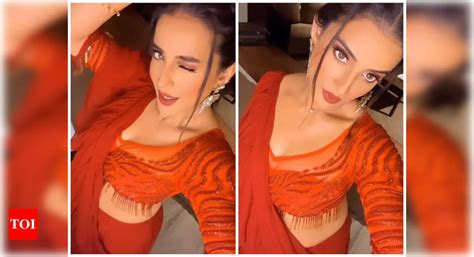 Video Akshara Singh Grooves To The Hit Bollywood Song Ding Dong Dole Bhojpuri Movie News