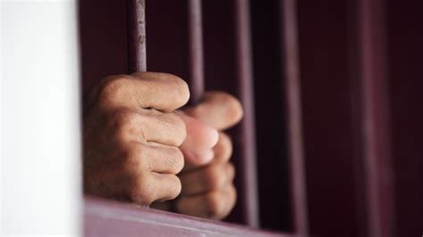 Задържаха мъж заплашил баба си с убийство в София