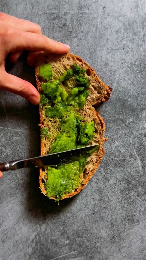 Суров мед от шишарки Сега е моментът да съберем зелени шишарки и да си приготвим този