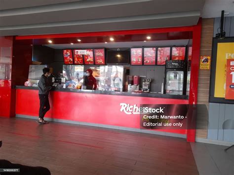 Seorang Pelanggan Memesan Makanan Dan Minuman Di Restoran Pabrik Richeese Foto Stok Unduh