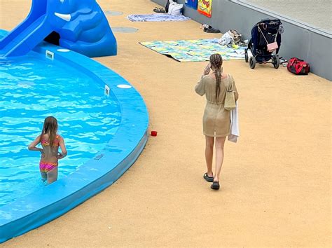 Marianna Schreiber zabrała córkę na basen Odsłoniła ciało w skąpym bikini