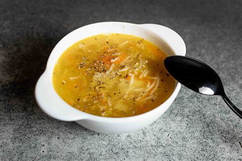 회색 배경에 흰색 깊은 접시에 국수 감자 양파 당근을 곁들인 치킨 수프 0명에 대한 스톡 사진 및 기타 이미지 0명 감자